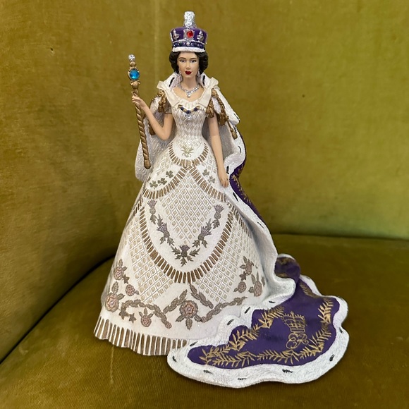 Hamilton Collection | Other | Queen Elizabeth 2 Figurine Coronation ...